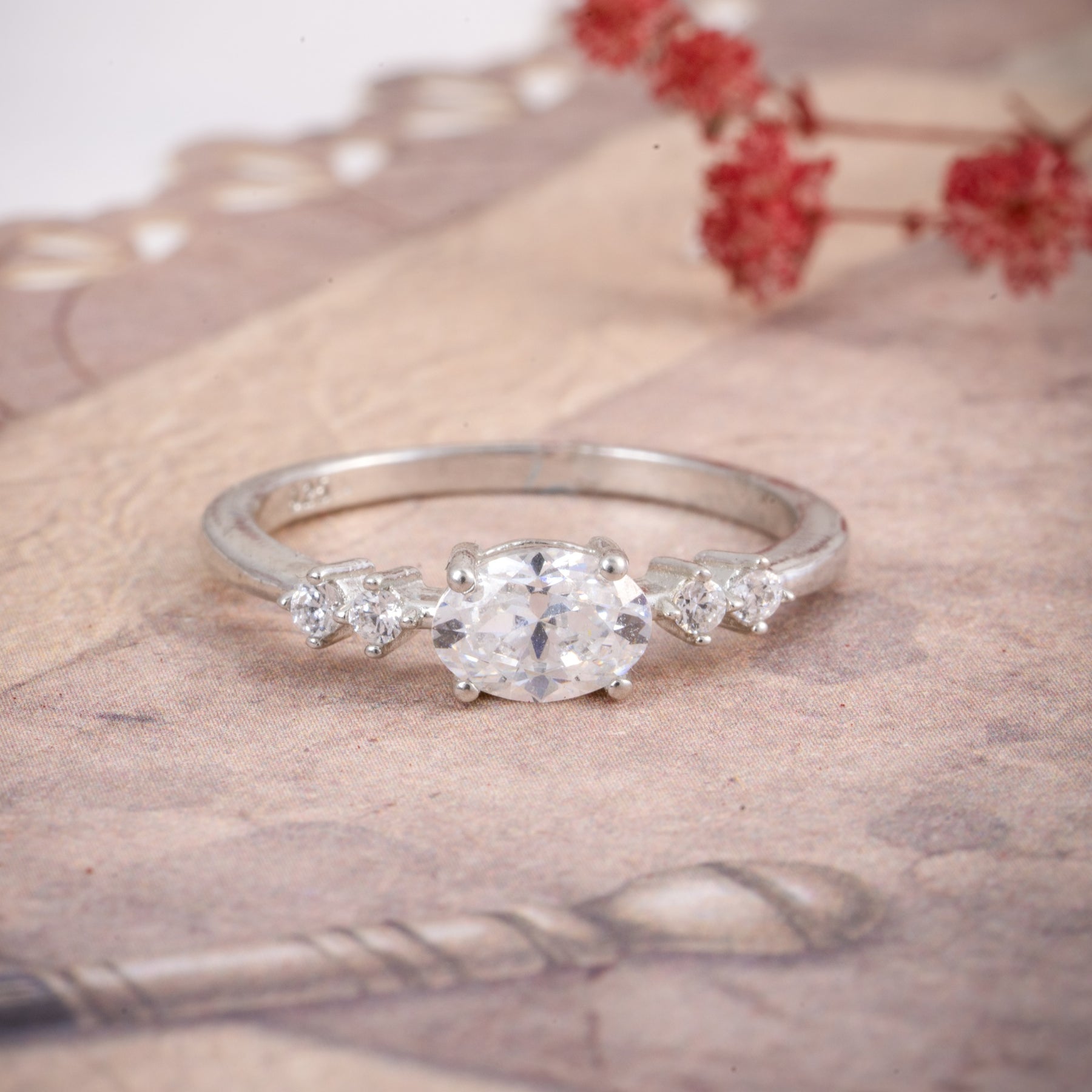 Halo Curve Ring